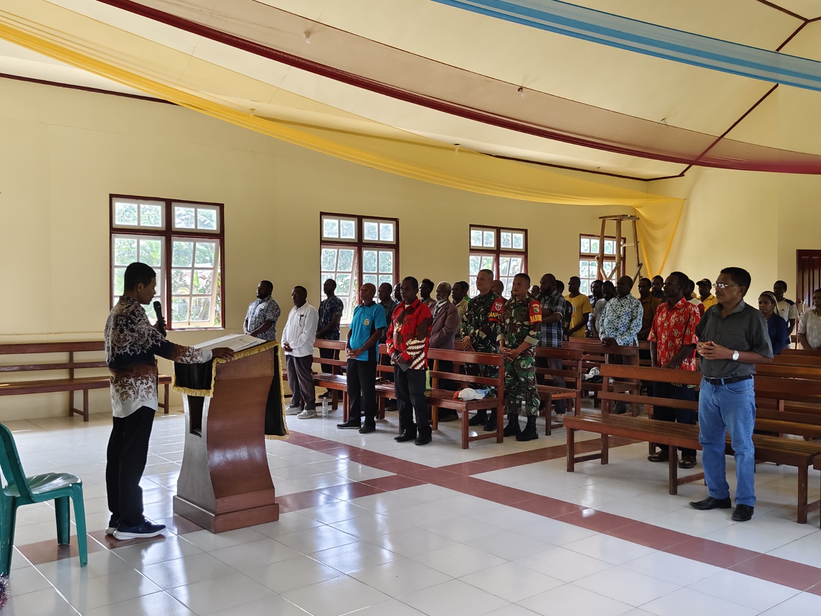 Pererat Silaturahmi, Personel Satgas Yonif 611/Awang Long Anjangsana di Gereja Kampung Kanmapri ...