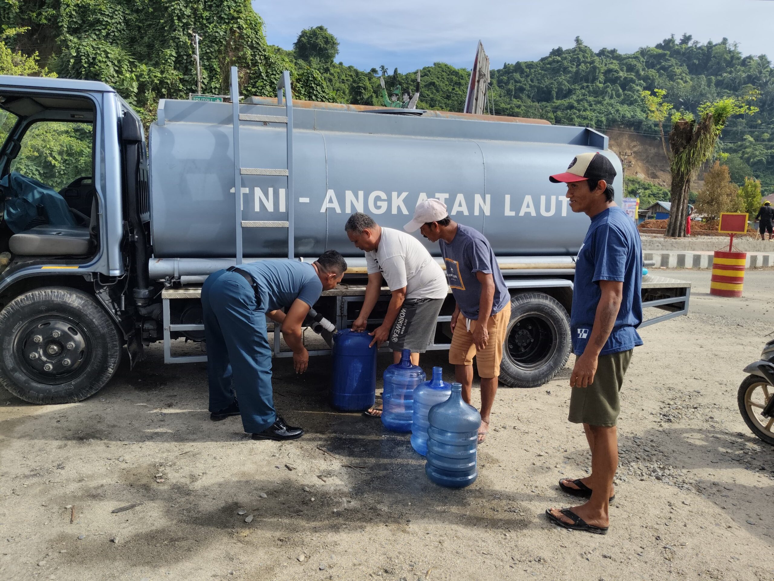 Kekurangan Air Bersih, Pangkalan TNI AL Tolitoli Bantu Kebutuhan Air ...