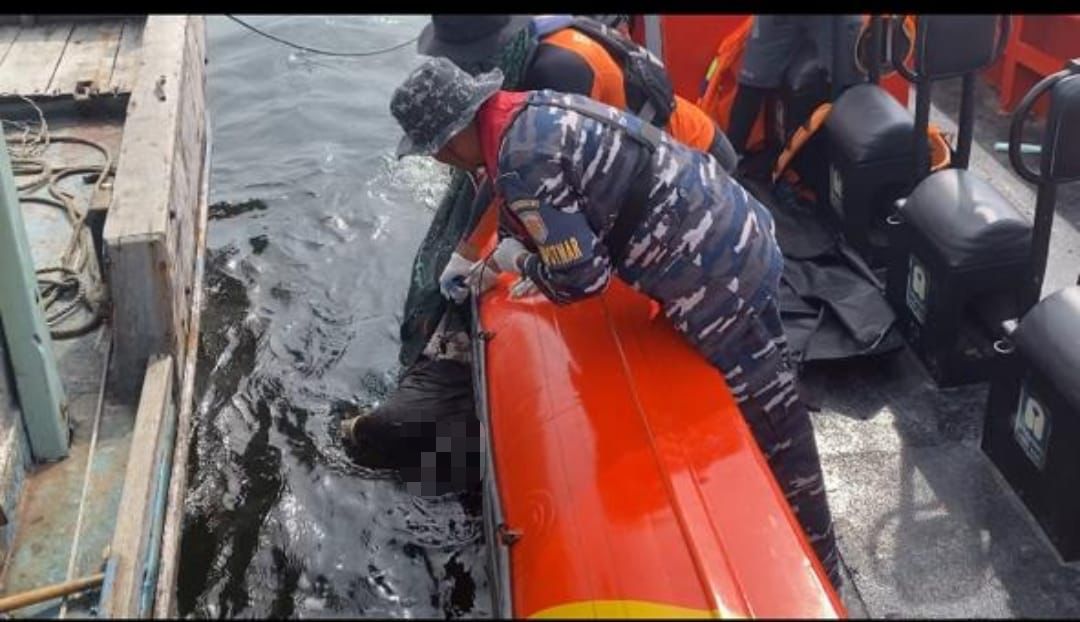 TNI AL Berhasil Evakuasi Korban Kecelakaan Kapal Nelayan Dengan Kapal Tongkang Di Perairan Jambi ...