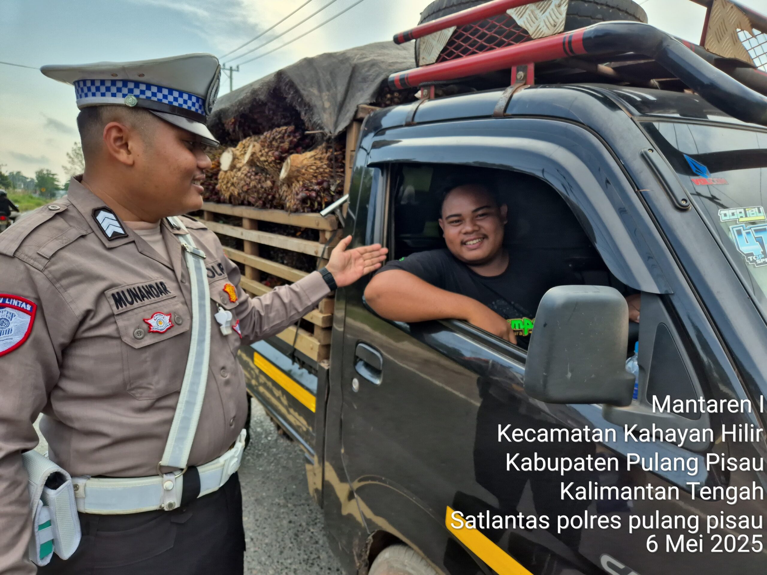 Anggota Satlantas Polres Pulang Pisau Memberi Teguran Kepada Pengemudi Yang Tidak Menggunakan ...