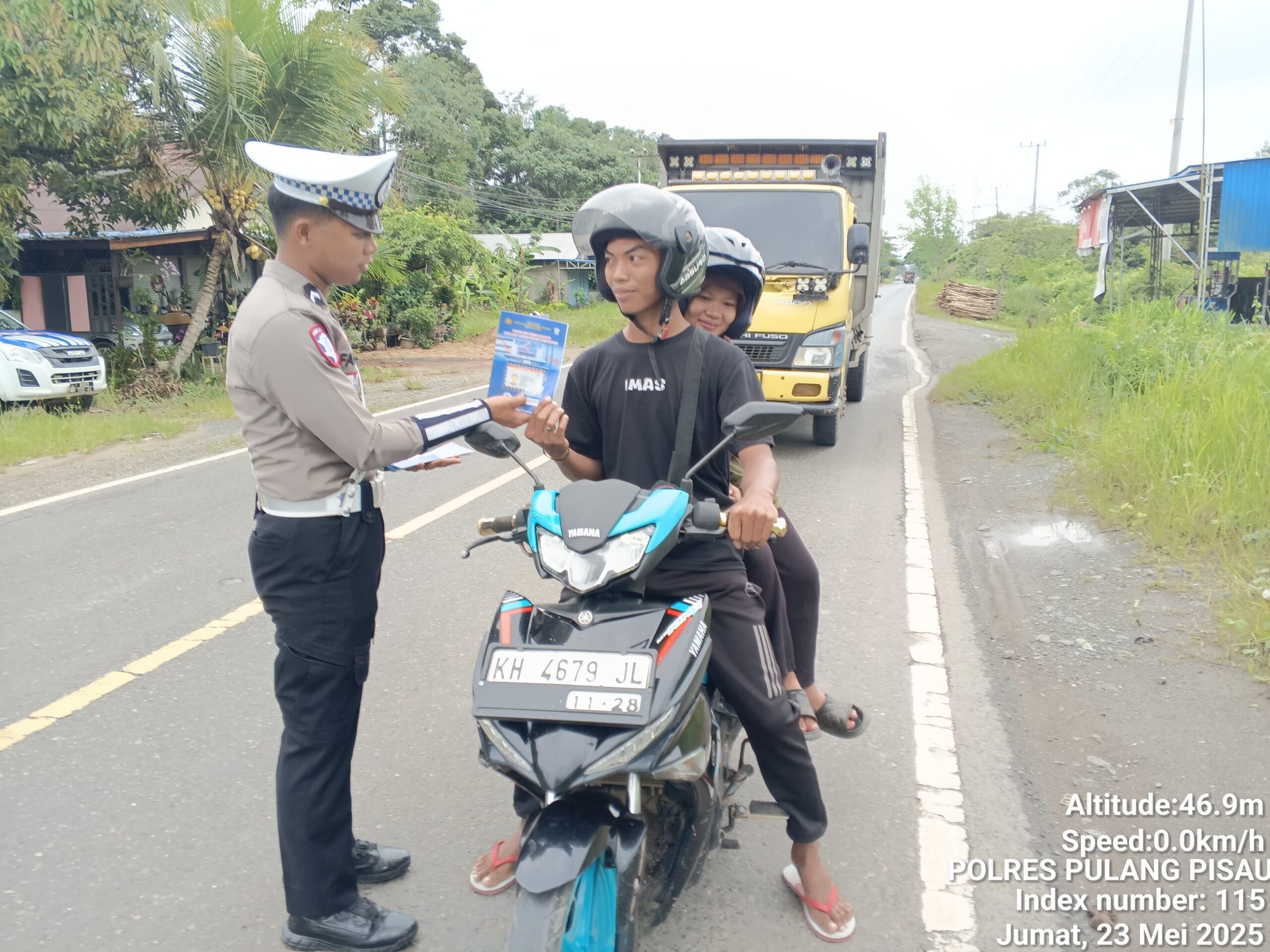 Satlantas Polres Pulang Pisau Bagikan Brosur Kamseltibcarlantas kepada Pengendara – Pelopor Wiratama