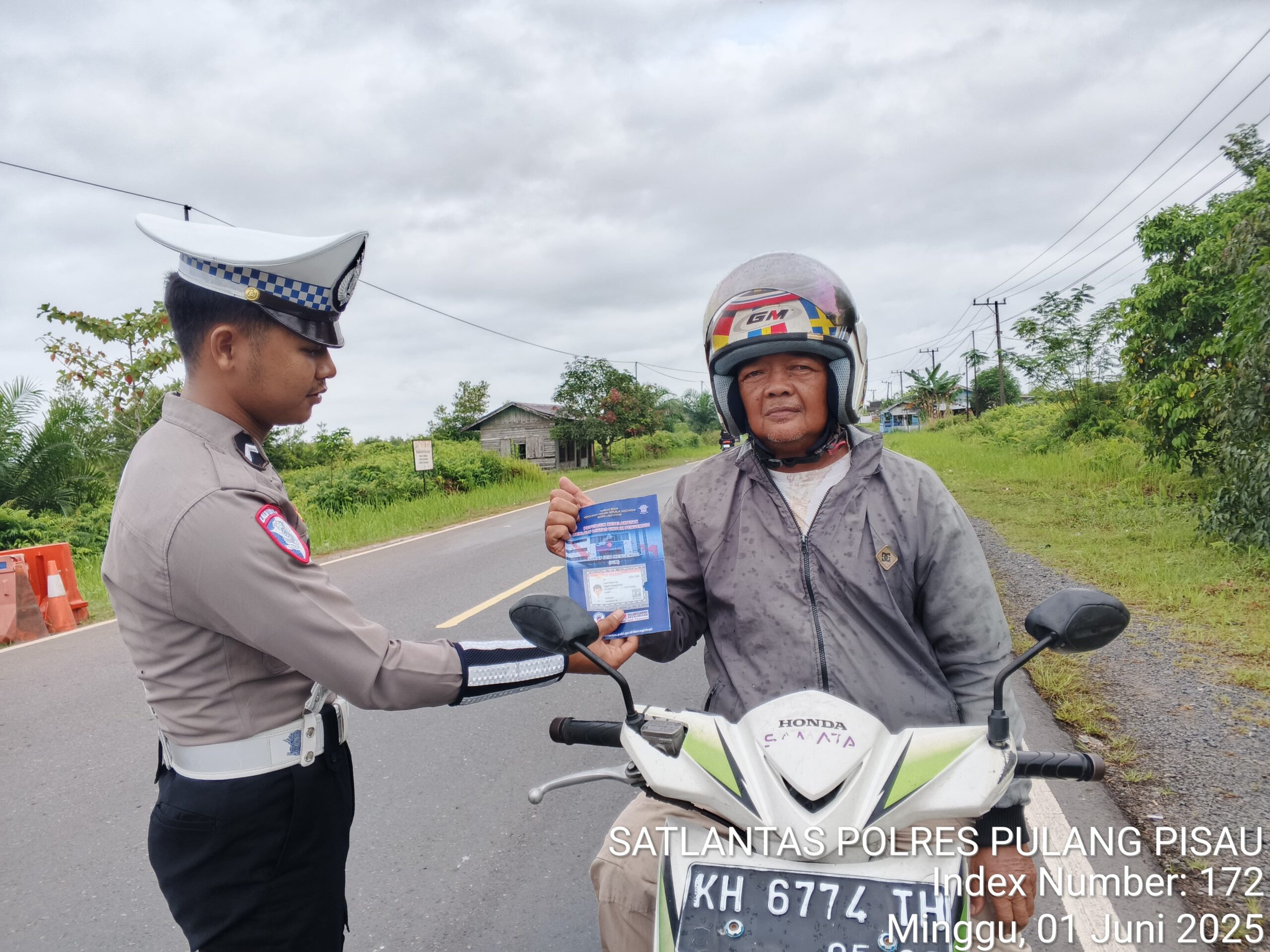 Satlantas Polres Pulang Pisau Bagikan Brosur Kamseltibcarlantas kepada Pengendara – Pelopor Wiratama