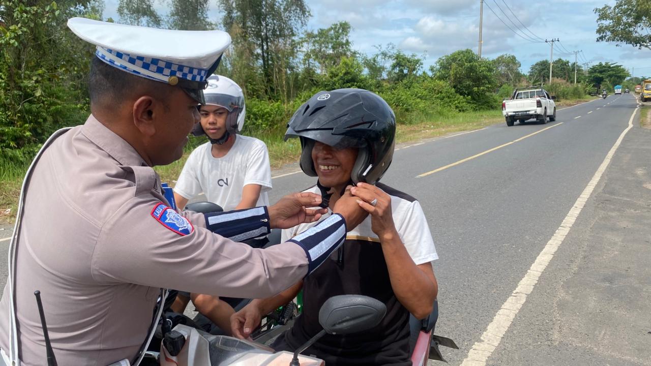 Satlantas Polres Pulang Pisau, Sosialisasi Penggunaan Helm dengan Benar – Pelopor Wiratama