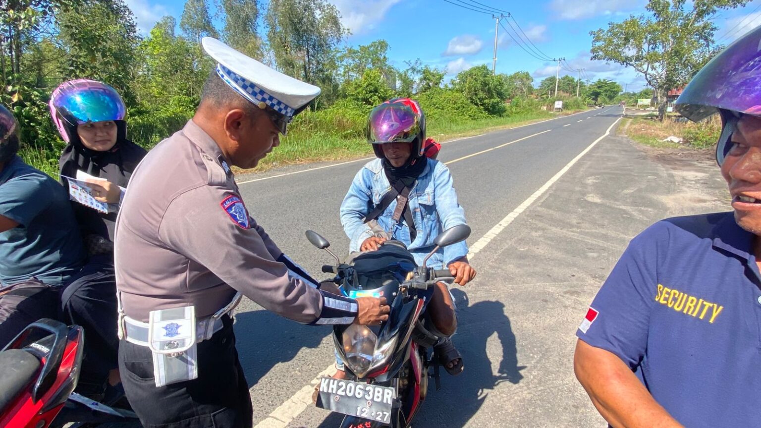 Himbauan Dan Pemasangan Stiker Safety Riding Kamseltibcar Lantas Oleh Satu Lantas Polres Pulang ...