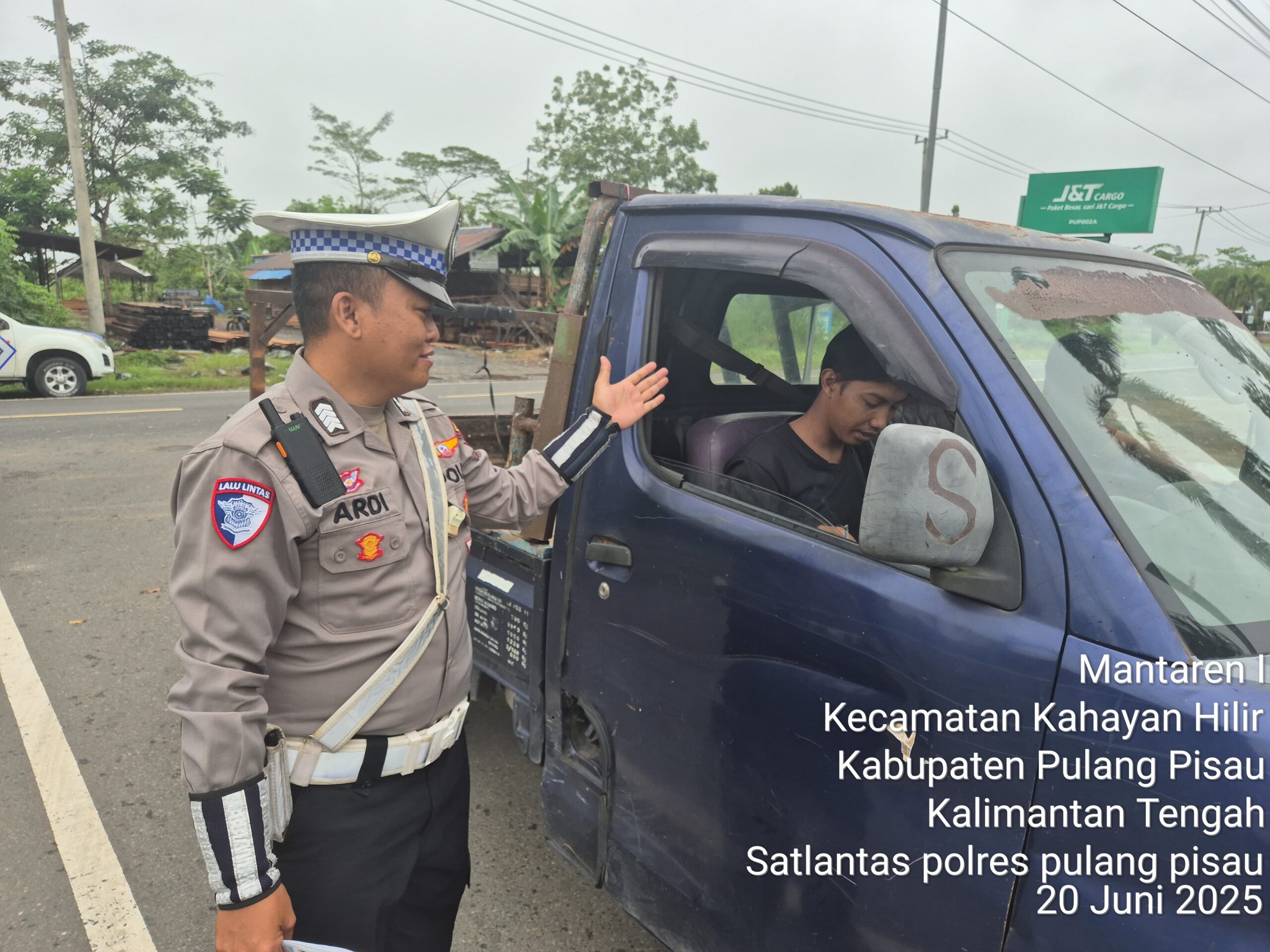 Satlantas Pulang Pisau Tegur Pengemudi Tanpa Sabuk Pengaman – Pelopor Wiratama