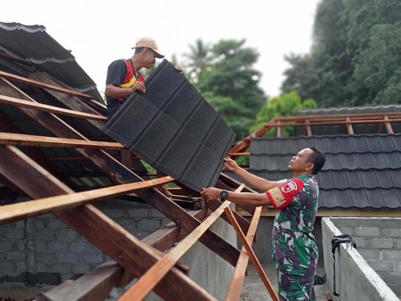 Babinsa Huse Laksanakan Kerja Bakti Bantu Warga di Dusun Huse – Pelopor ...