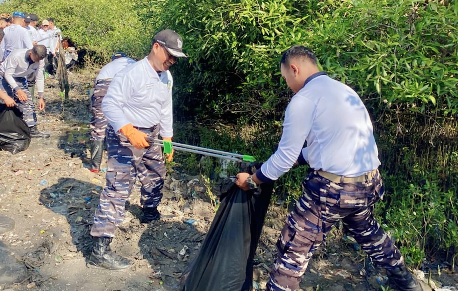 Gerakan Indonesia Asri, Prajurit Pasmar 2 Bersihkan Pantai Tambak Wedi ...